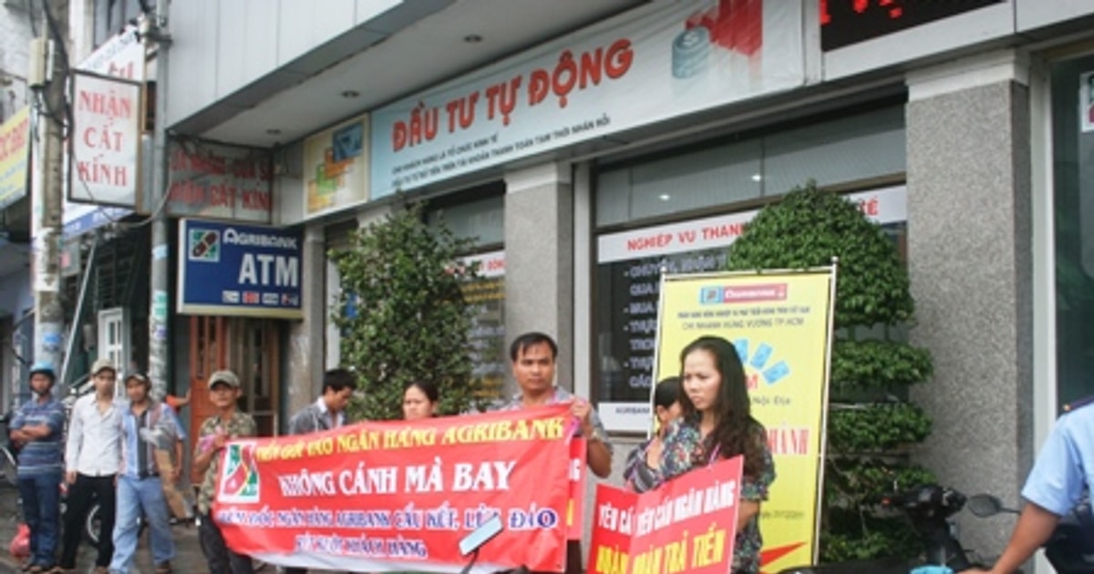 Khách hà ng kéo đến chi nhánh ngân hà ng Agribank đòi tiử n