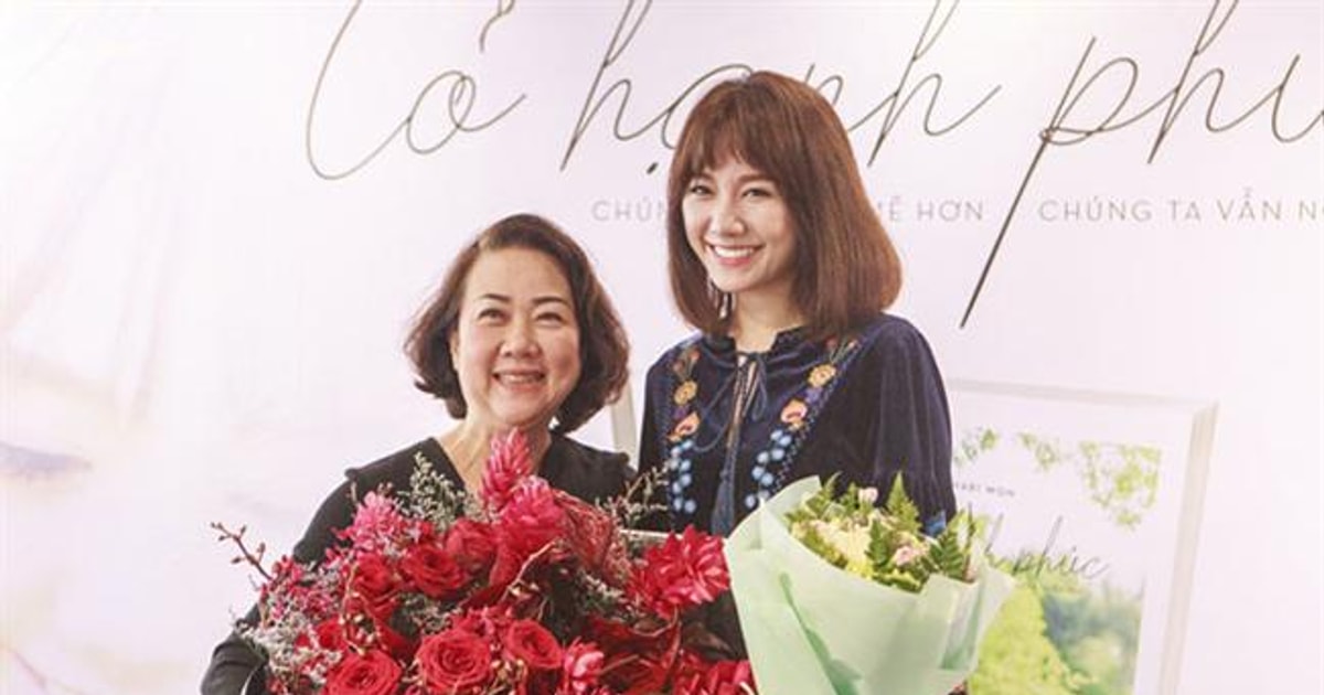 Hari Won bật khóc khi được mẹ Trấn Thành đến chúc mừng