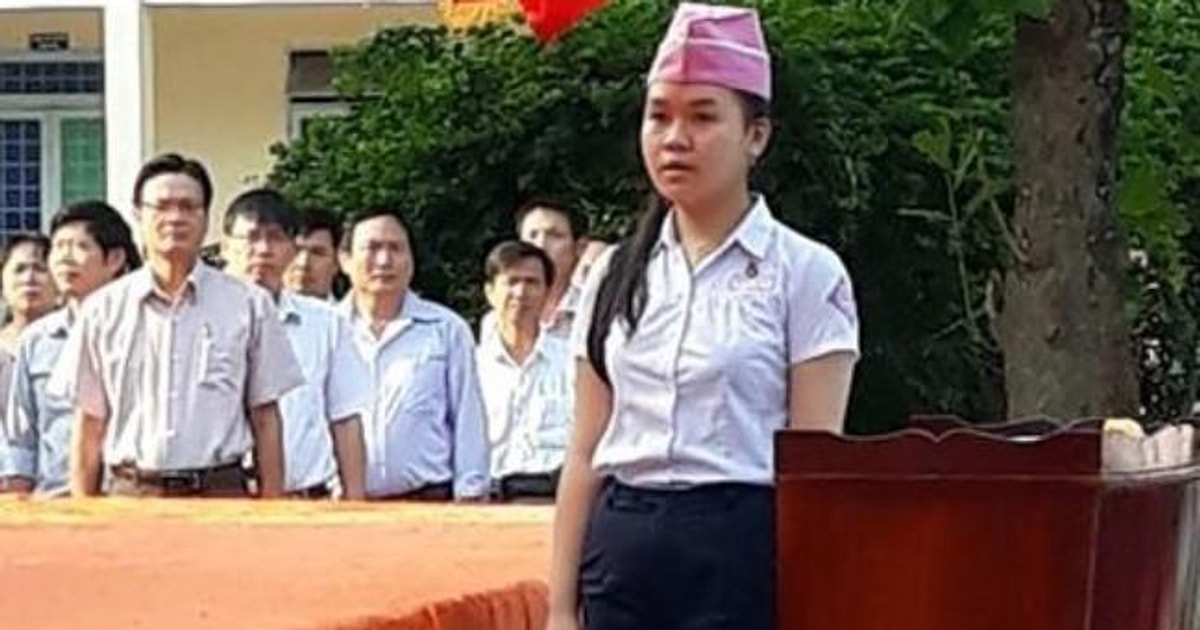 Tuổi thơ côi cút của cô bé 9 năm liền là học sinh giỏi toàn diện