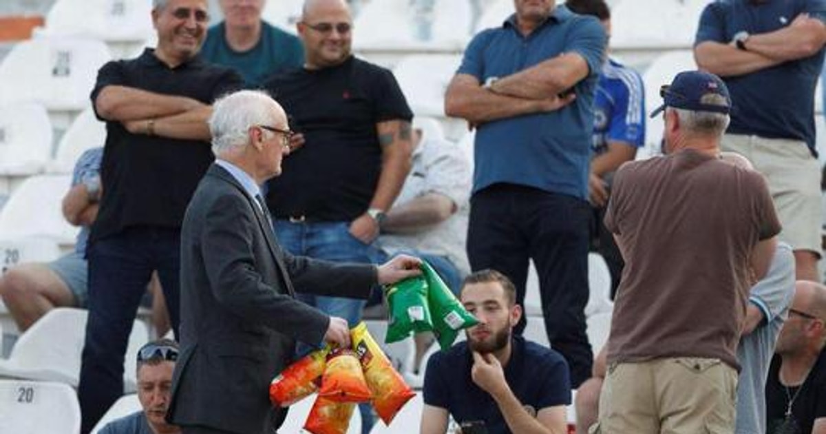 Chủ tịch Chelsea lên khán đài… phát bim bim cho CĐV