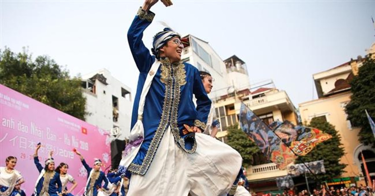 700 nghệ sĩ trình diễn nghệ thuật múa Yosakoi đầy màu sắc tại Lễ hội hoa anh đào