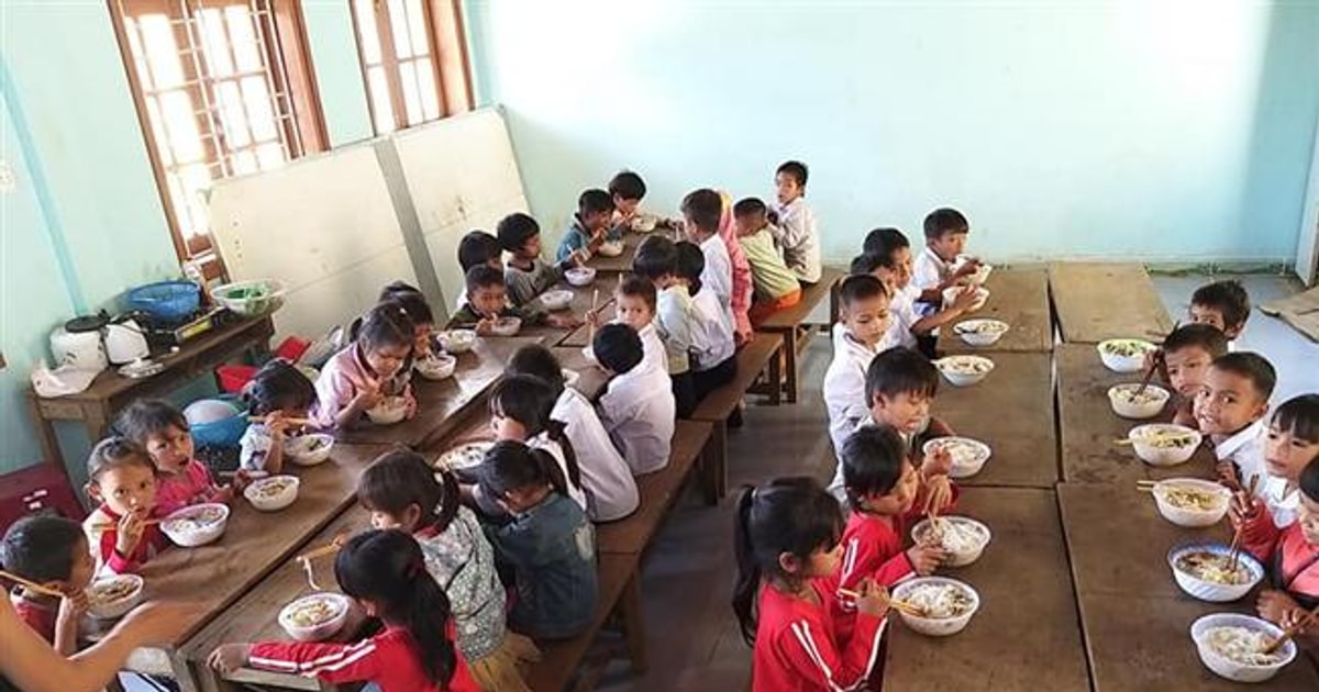 Rớt nước mắt hình ảnh học sinh vùng cao Quảng Nam hân hoan khi được ăn ...