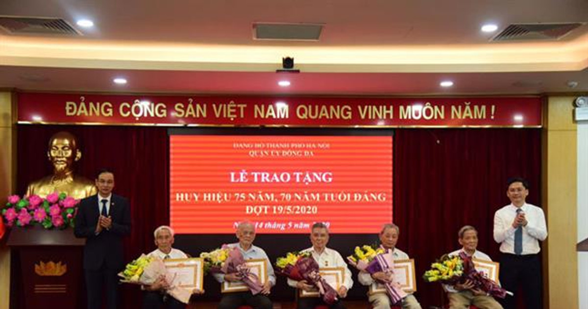 Lãnh đạo Thành ủy trao Huy hiệu 75 năm tuổi Đảng tại quận Đống Đa