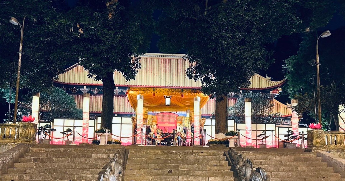 Trải nghiệm tour đêm tại Hoàng thành Thăng Long cho khách quốc tế
