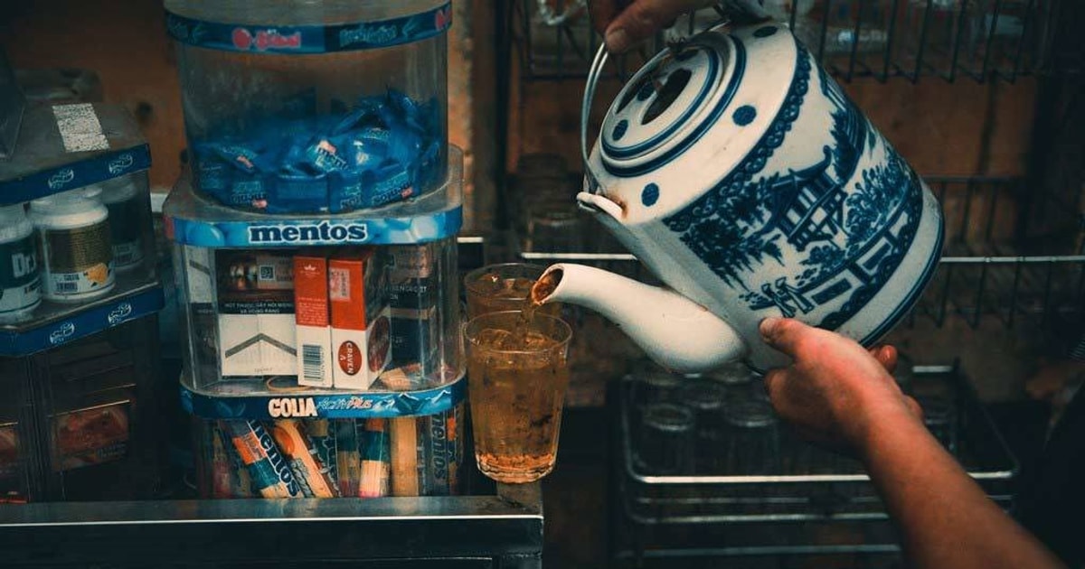 Trà đá vỉa hè: Vẻ đẹp bình yên của người Hà Nội