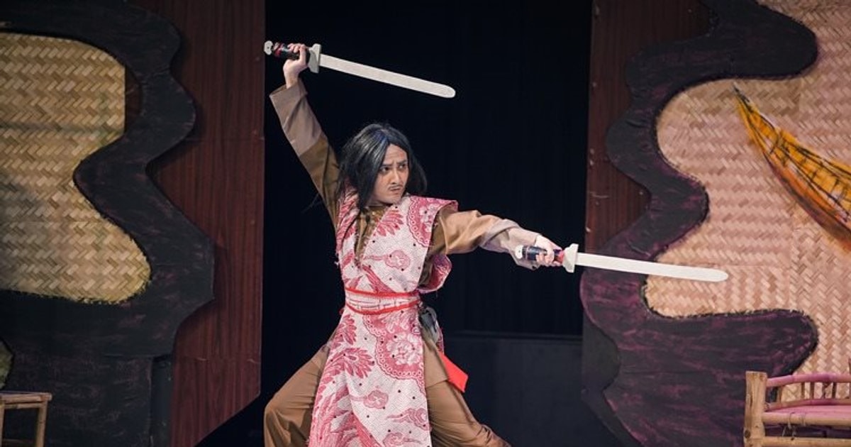 Công diễn vở “Mẹ hát rong” do Huỳnh Lập làm đạo diễn