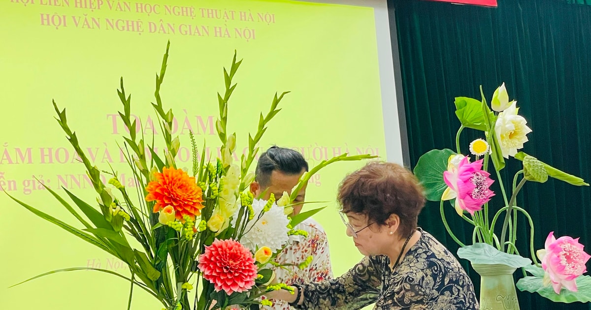 Tọa đàm “Văn hóa cắm hoa và làm hoa lụa của người Hà Nội”
