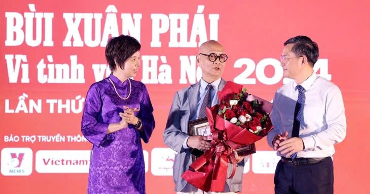 GS.TS.KTS Hoàng Đạo Kính nhận Giải thưởng Bùi Xuân Phái - Vì tình yêu ...