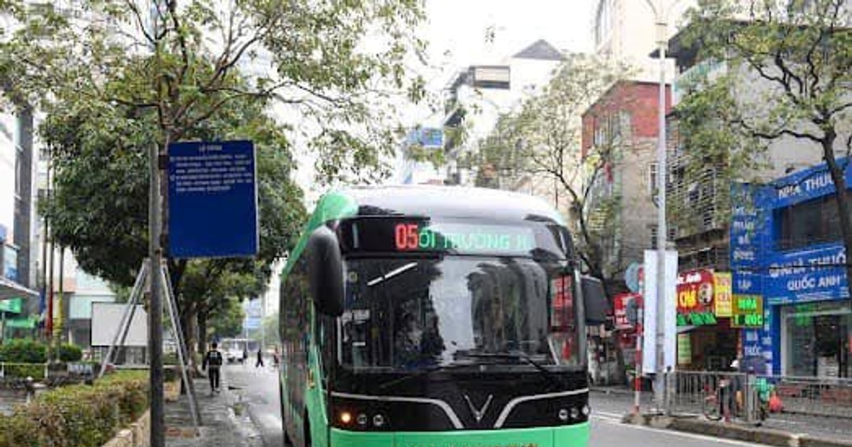 Hà Nội ra mắt tuyến buýt số 05, chạy bằng điện