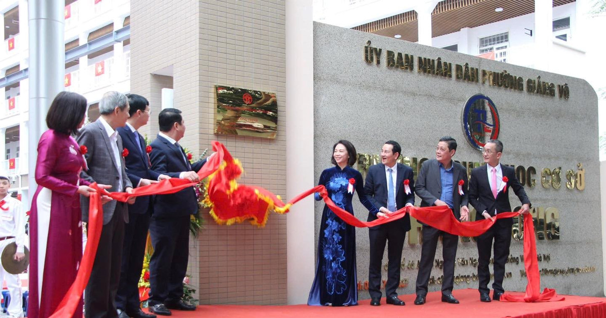 Phường Giảng Võ gắn biển công trình trường học chào mừng Đại hội XIV